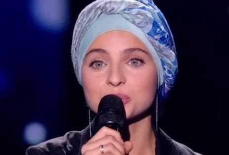 France : Mennel, la jeune chanteuse voilée de The Voice, réagit aux ...