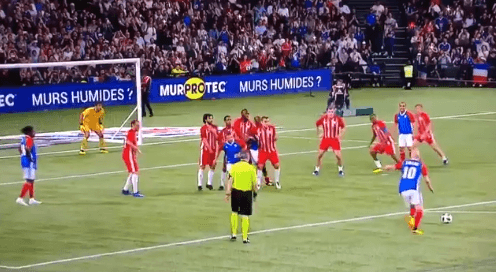 VIDÉO. Le splendide but de Zidane sur coup-franc - TSA