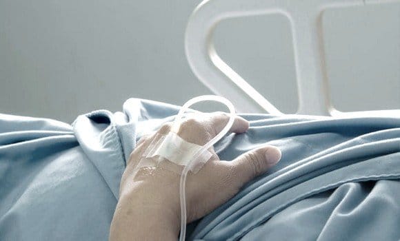 Une malade obtient l’autorisation de sortie pour des soins à l’étranger