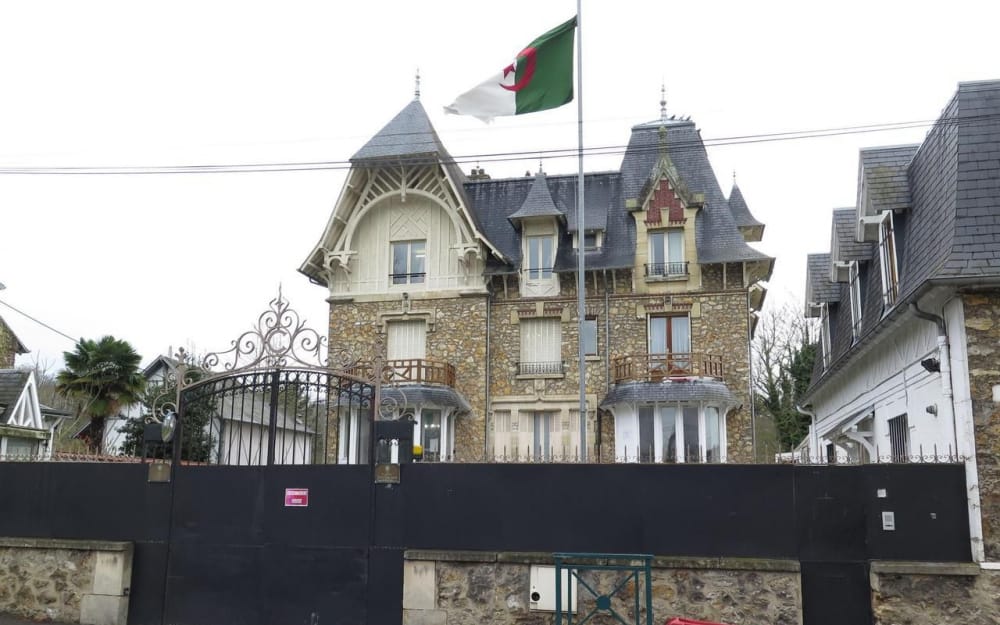 En France, l’ambassade d’Algérie et des Consulats accusés de ...