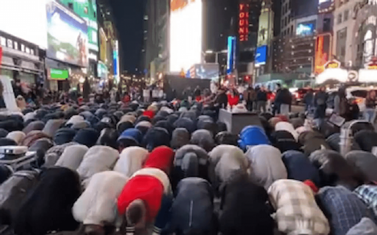 Times Square, en plein cœur de New York, transformé en mosquée -Vidéo